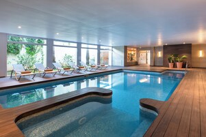 Piscina externa, guarda-sóis, espreguiçadeiras