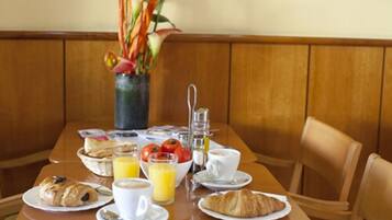 Café da manhã com buffet todos os dias (EUR 6 por pessoa)