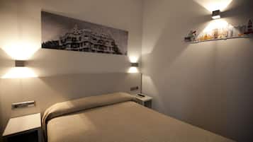 1 quarto, edredons de pluma, escrivaninha, cortinas blackout