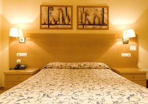 1 quarto, edredões de penas, secretária, cortinas/cortinados opacos 