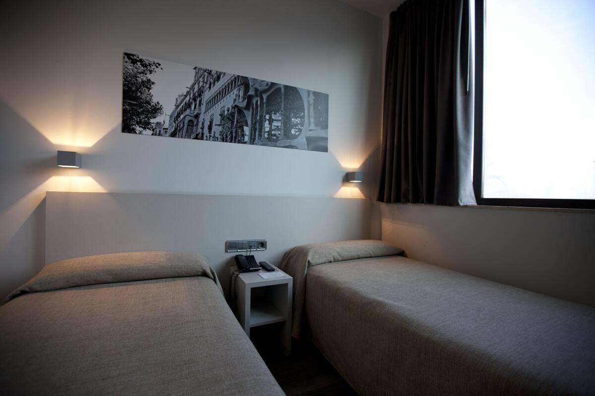 1 quarto, edredões de penas, secretária, cortinas/cortinados opacos 