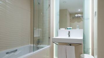 Produtos de toalete grátis, secador de cabelo, toalhas de banho