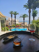 2 bares/lounges, um bar junto à piscina 