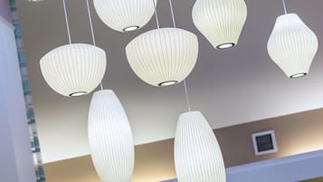 Teto com várias luminárias pendentes.