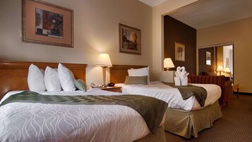 Cofres nos quartos, escrivaninha, espaço de trabalho para notebook