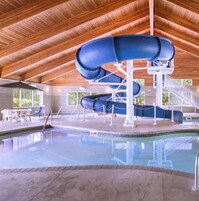 Uma piscina coberta com estrutura de toboágua.