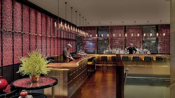 Bar de coquetéis, vistas para o jardim, aberto todos os dias