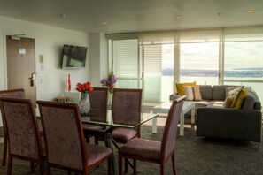 Penthouse (Apartment) | Sala de estar | Smart TV de 42 de polegadas com canais por cabo, televisor, Netflix 