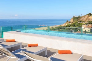 2 piscinas externas, guarda-sóis, espreguiçadeiras