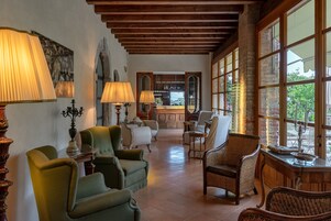 Área de estar no saguão