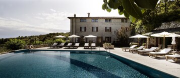 Piscina externa, funciona das 8h às 19h30, guarda-sóis, espreguiçadeiras