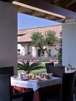 Café da manhã com buffet todos os dias mediante uma taxa