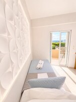 Apartamento conforto, várias camas, quartos conectados | Cofres nos quartos, escrivaninha, espaço de trabalho para notebook