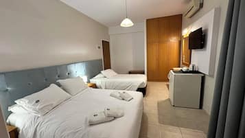 Quarto Triplo Standard, 1 quarto, varanda | 1 quarto, cofre com capacidade para portátil