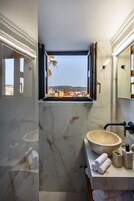 Duplex, vista para a cidade | Banheiro | Chuveiro, produtos de toalete grátis, secador de cabelo, chinelos