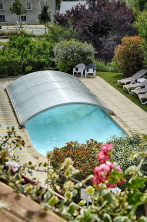 Piscina externa sazonal, guarda-sóis, espreguiçadeiras