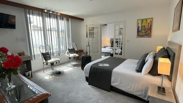 Suíte família | Roupas de cama premium, escrivaninha, cortinas blackout