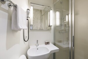 Quarto Familiar | Casa de banho | Artigos de higiene pessoal grátis, um secador de cabelo