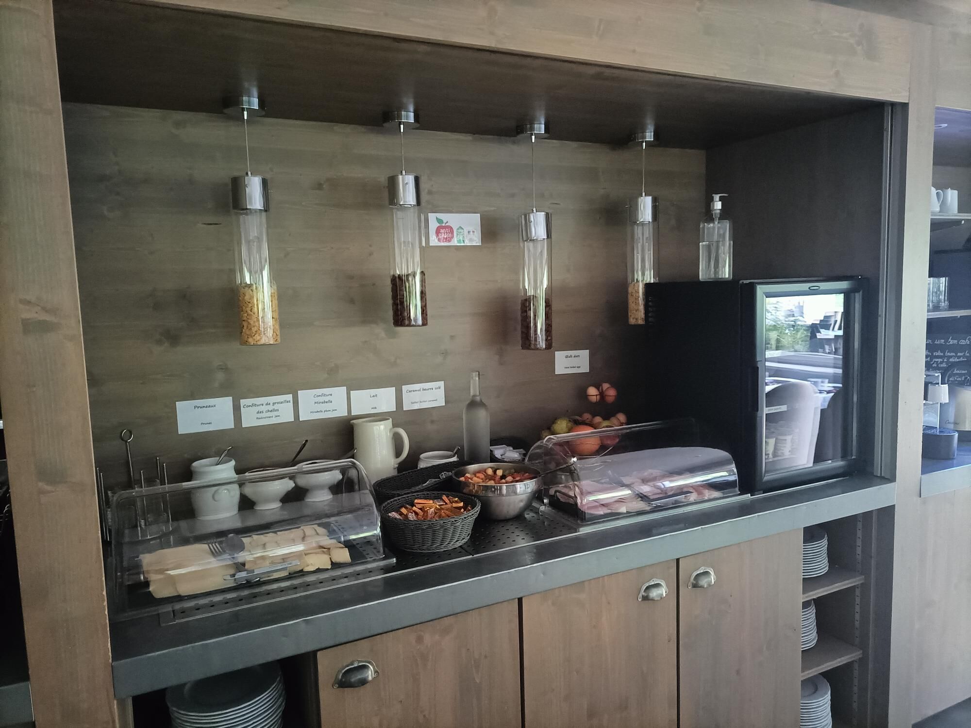 Uma mesa de buffet com diversos alimentos e acompanhamentos.