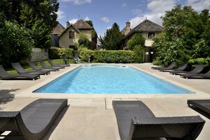 Piscina exterior, da(s) 9:00 à(s) 20:00, espreguiçadeiras 