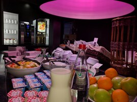 Pequeno-almoço tipo buffet diário (13.9 EUR por pessoa) 