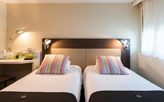 Quarto Standard, 2 camas individuais | Roupa de alta qualidade, secretária, ferro/tábua de engomar 