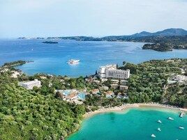 Uma praia privada, espreguiçadeiras, guarda-sóis de praia