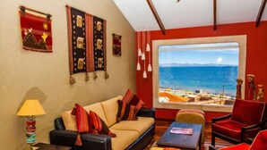 Suíte família, 2 quartos, vista para o lago | Área de estar | TV de tela plana