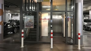 Entrada de um hotel com uma placa indicando 'Mövenpick Hotel Amsterdam City Center'.