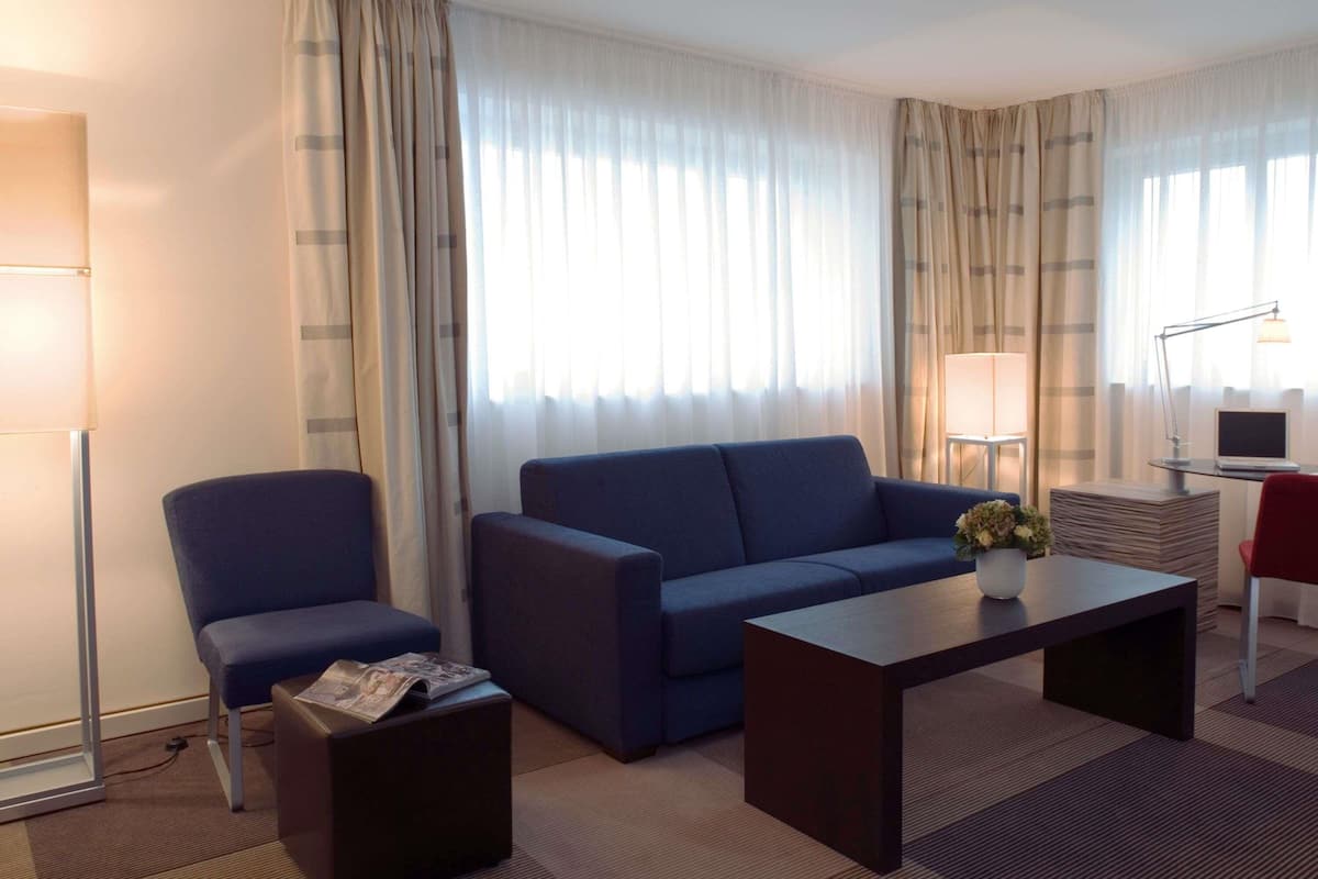 Suíte, 1 cama King | Roupas de cama antialérgicas, cofres nos quartos, escrivaninha