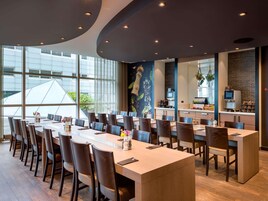 Café da manhã com buffet diário (EUR 26.5 por pessoa) 