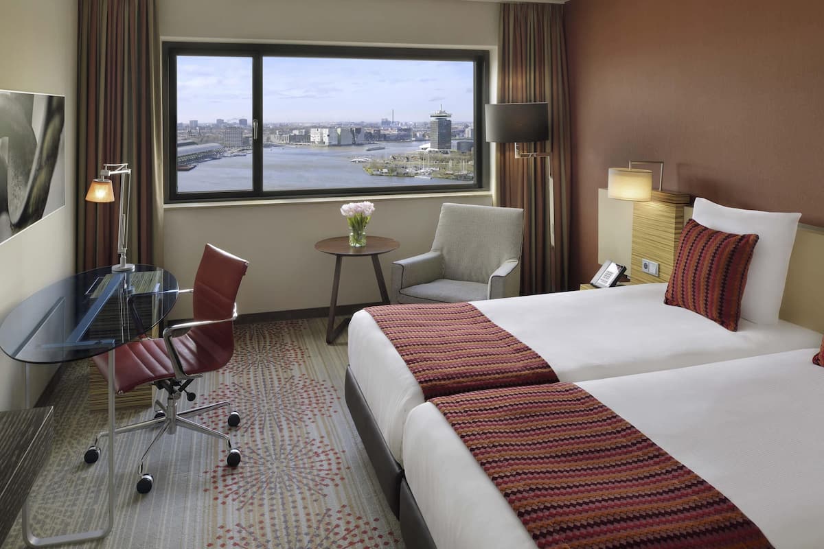 Roupas de cama antialérgicas, cofres nos quartos, escrivaninha