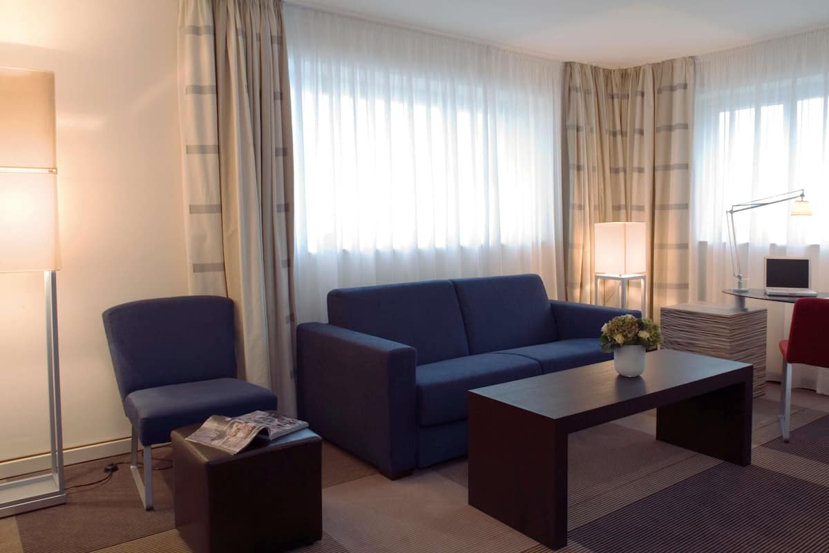 Suíte, 1 cama King | Roupas de cama antialérgicas, cofres nos quartos, escrivaninha