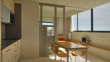 Quarto Quádruplo, vista para o mar (3 Adults + 1 Child) | Cofre no quarto, secretária, cortinas/cortinados opacos