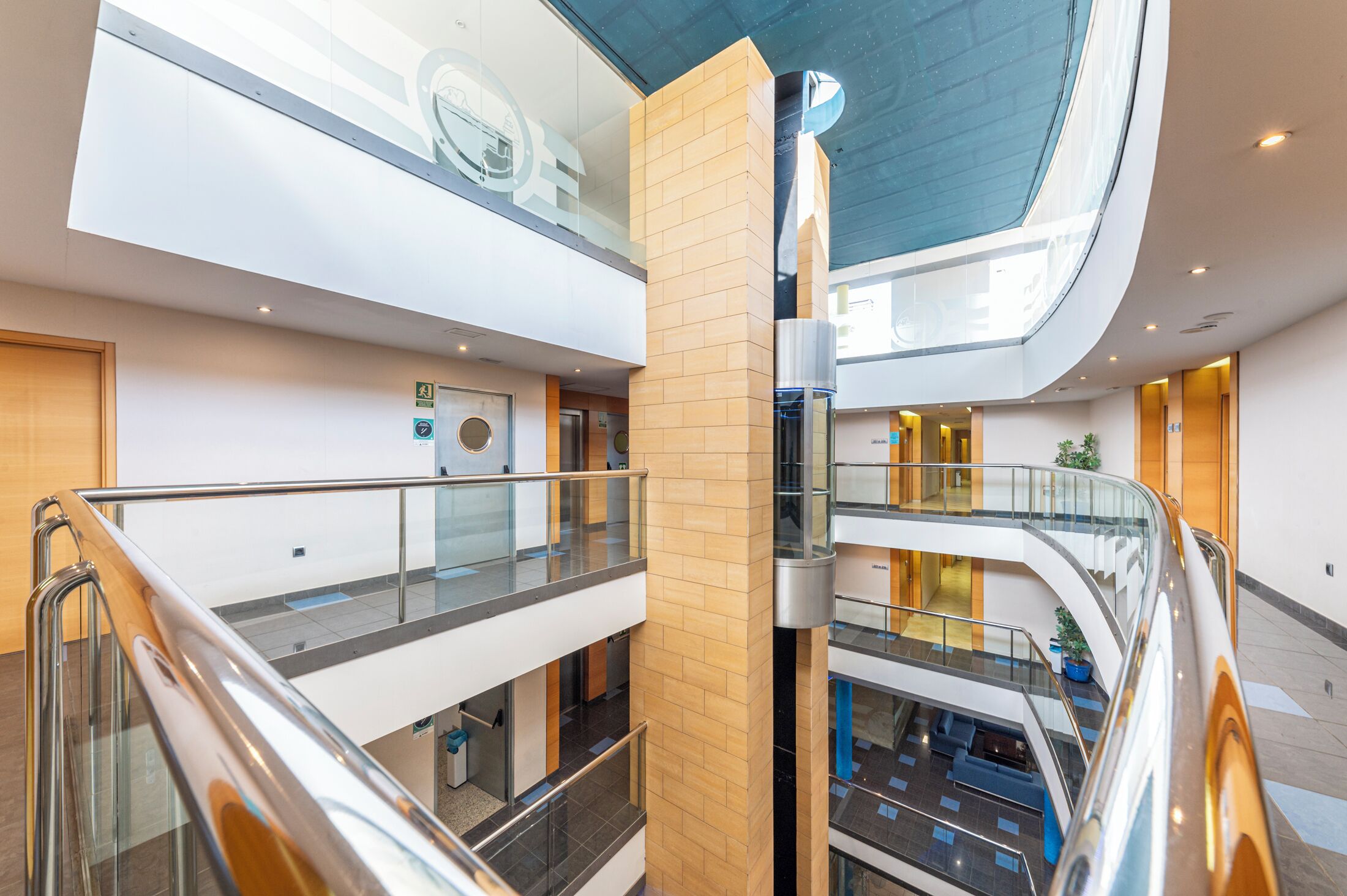 Corrimões nos corredores