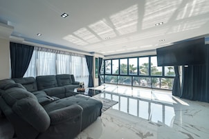 Seaview 3 bedrooms Apartment, Ocean Front Elevator | Sala de estar | Televisor LCD