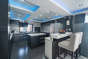 Seaview 3 bedrooms Apartment, Ocean Front Elevator | Cozinha privada | Um frigorífico, uma cafeteira/bule