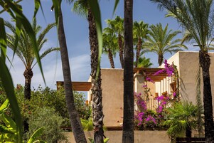 Quarto casal superior, banheira de imersão, vista para o jardim | Roupas de cama de algodão egípcio, roupas de cama premium