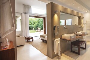 Villa Deluxe, terraço, vista para o jardim | Lençóis de algodão egípcio, roupa de alta qualidade, edredões de penas 