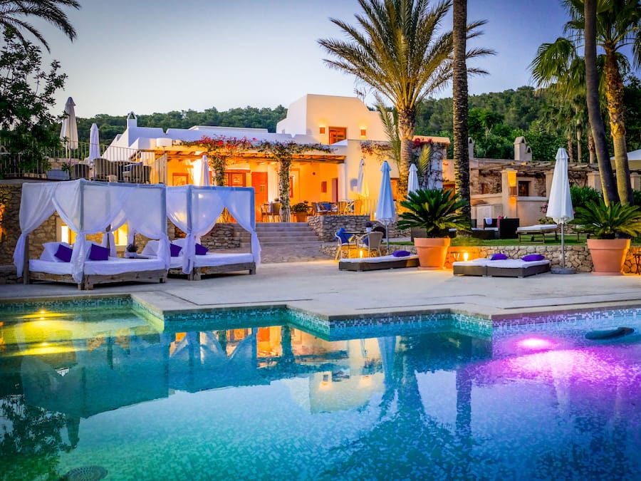 Fachada do alojamento (tarde/noite)