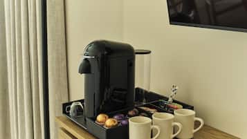 Uma máquina de café sobre uma bandeja, com xícaras e um bule.