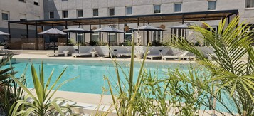 Piscina exterior, espreguiçadeiras 