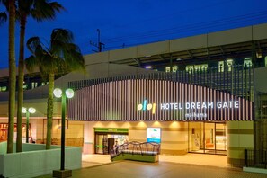 Fachada do alojamento (tarde/noite)