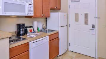 Geladeira, micro-ondas, cooktop, lava-louças