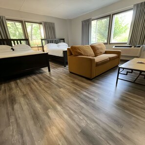 Roupa de alta qualidade, edredões de penas, cofre no quarto, secretária