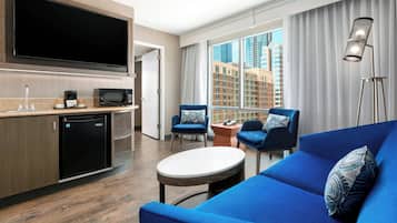 Suite, 1 cama king-size e sofá-cama | Sala de estar | Televisor de ecrã plano de 50 polegadas com canais por cabo, Smart TV
