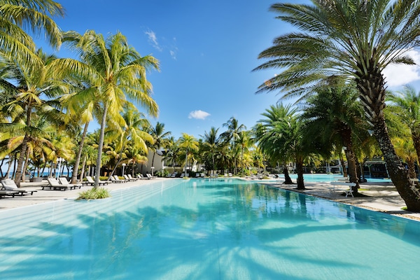 Piscina exterior, guarda-sóis, espreguiçadeiras