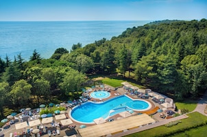 Piscina exterior, guarda-sóis, espreguiçadeiras