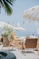 Espreguiçadeiras, guarda-sóis, toalhas de praia 