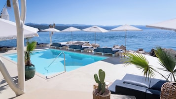 Piscina interior, piscina exterior 